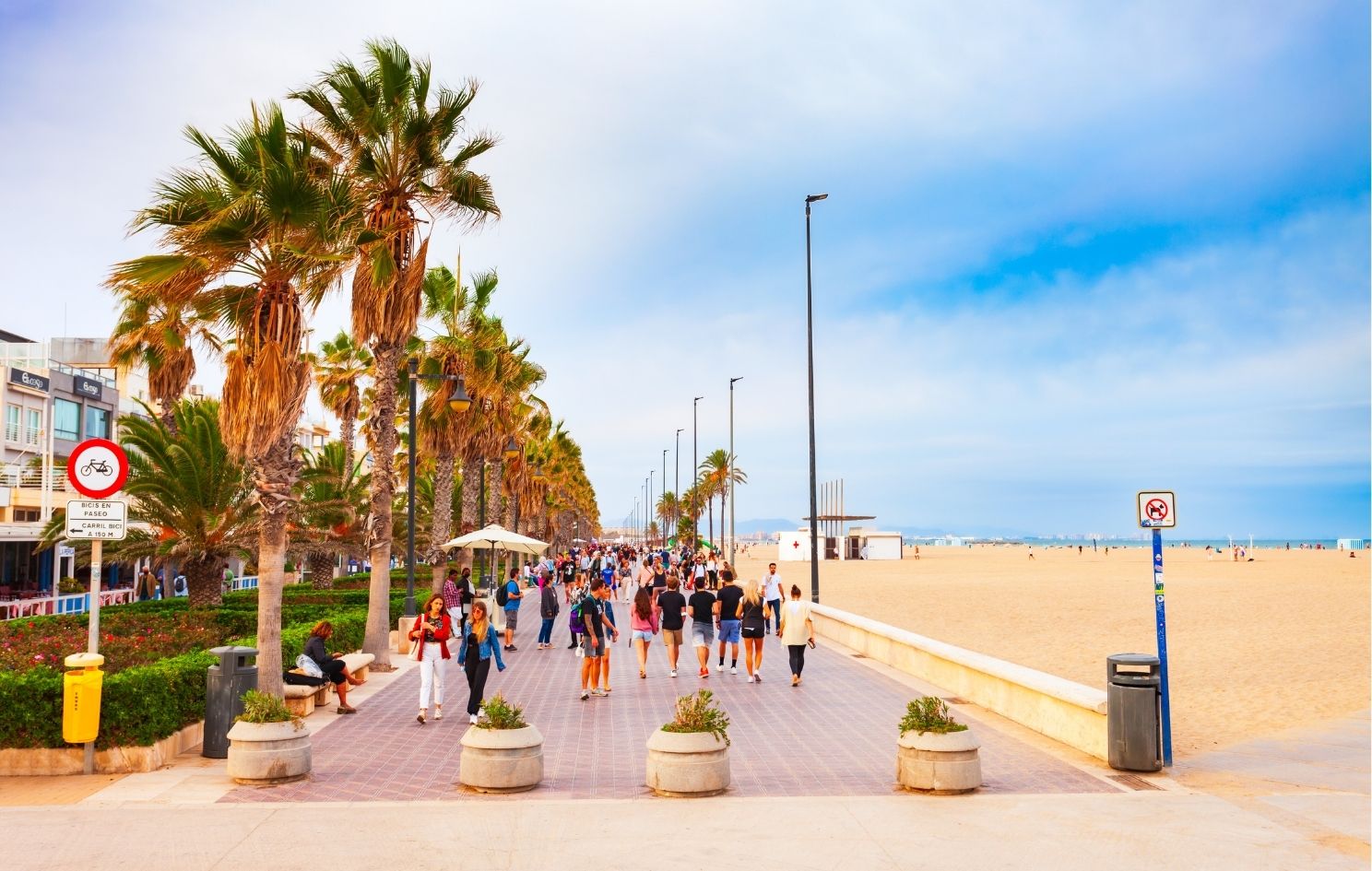 Valencia Beaches 🌴 7 Best Valencia Beaches & Beach Clubs